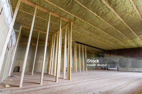 건설 및 혁신의 큰 넓은 오크 바닥 벽 및 천장 바위 양모 및 섬유 유리 찬 장벽에 대 한 미래의 벽에 나무 프레임 절연 미완성된 다락방 룸 빈 단열재에 대한 스톡 사진 및