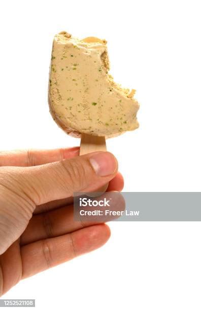 흰색 배경에 주로 먹은 해초 맛 아이스캔디를 들고 있는 손 0명에 대한 스톡 사진 및 기타 이미지 0명 Popsicle