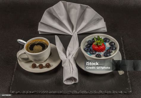 블랙 스톤 플랫에서 화이트 컵 디저트 커다란 딸기와 블루베리를 가진 요구르트에 검은 커피 0명에 대한 스톡 사진 및 기타 이미지