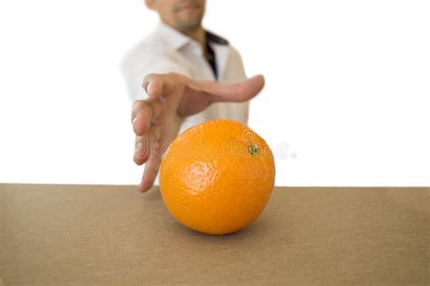 Hombre Que Coge Una Naranja Imagen De Archivo Imagen De Hombre