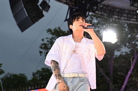 Bts 정국 신곡 세븐 무대 첫 공개완벽 라이브로 뉴욕 달궜다 파이낸셜뉴스
