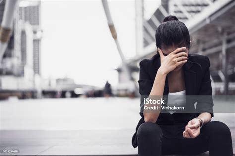 성인에서 Workanxiety에서 강조 하는 아름 다운 아시아 여자의 초상화 원인이 우울증 및 문제가 그 드래그의 생활 감각