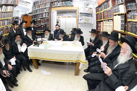 שעות לפני כניסת החג גדולי הדור התכנסו במעונו של מרן שר התורה וערכו