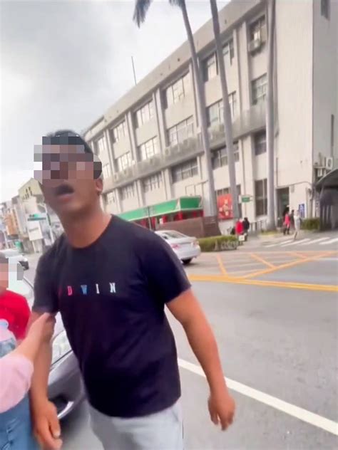 影拍照檢舉違停爆街頭衝突！ 車主家人拿手機錄怒嗆「檢舉達人在這啦」
