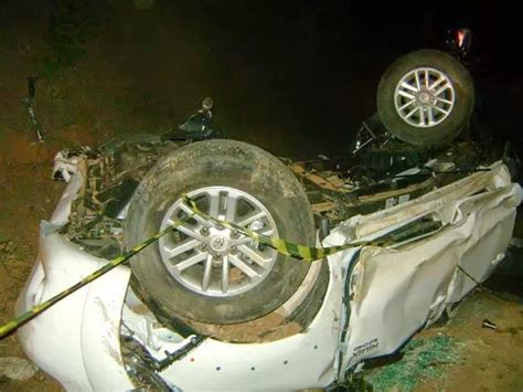 ACIDENTE ENTRE CAMINHÃO E HILUX DEIXA UMA PESSOA MORTA NA BR O