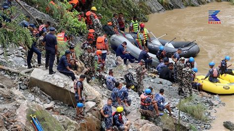 नारायणगढ मुग्लिन सडकखण्डबाट त्रिशुलीनदीमा खसेको बसको यसरी खोजी गरिदैछ