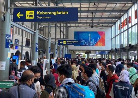 Fakta Banjir Semarang Bikin Kereta Terlambat Stasiun Dipadati Calon Penumpang Okezone Nasional