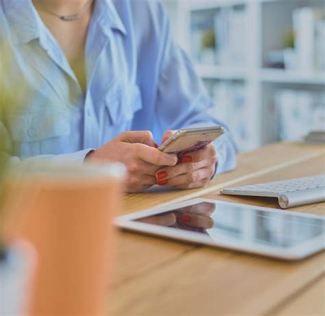 Mensajes De Texto De Joven Empresaria Mientras Está Sentado En La