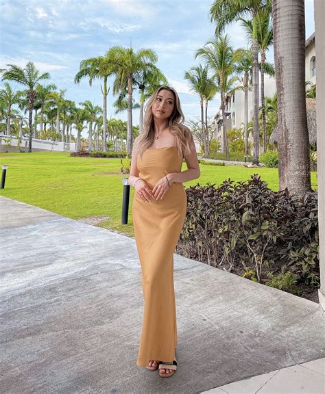 Thổi bừng tinh thần gợi cảm phóng khoáng cho style ngày hè với váy slip dress