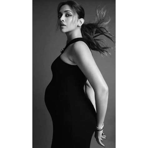 Deepika Padukone ने पहली बार बेबी बंप फ्लॉन्ट करते हुए शेयर की तस्वीरें