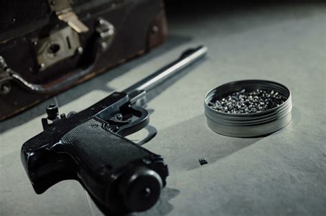 경우에 따라 오래된 공기 총과 콘크리트 표면에 누워있는 펠릿 0명에 대한 스톡 사진 및 기타 이미지 0명 강철 개념