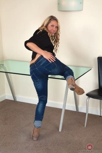 Elle Macqueen Model Profile