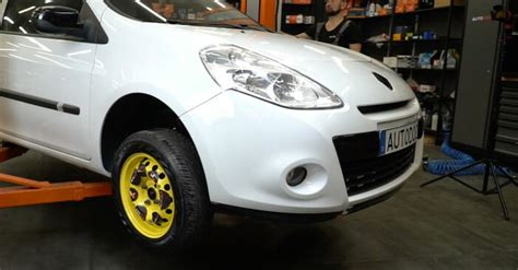 Cómo cambiar pastillas de freno de la parte delantera Renault Clio 3