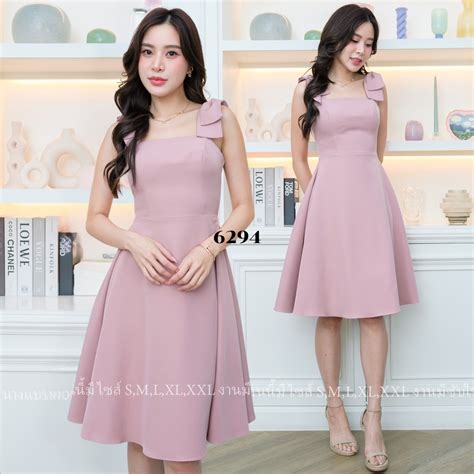 ชุดราตรี ชุดออกงาน ชุดไปงานแต่งสีชมพู เดรสสั้นไหล่โบว์ กระโปรงทรงบานคลุมเข่า แนวน่ารัก เรียบหรู