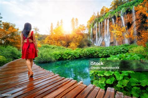 여자 여행자 나무 경로 흔적 호수와 폭포 풍경 Plitvice 호수 국립 공원에서 유네스코 세계 자연 유산 및 크로아티아의 유명한 여행 목적지에 걷는 프리트비체 호 국립