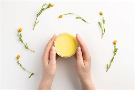 유기 화장품 개념 흰색 배경에 고립 된 여성의 손과 화장품 크림 플랫 레이 상단 보기 복사 공간 개념에 대한 스톡 사진 및 기타 이미지 Istock