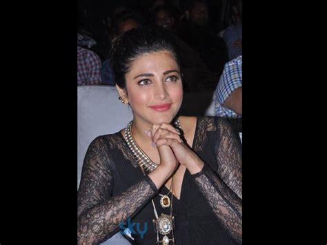 கருப்பு நிற செக்ஸியான மேக்ஸி உடையில் ஸ்ருதிஹாசன் Shruti Haasan