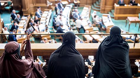 덴마크 공공장소서 부르카·니캅 착용금지 법률 발효