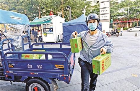 烈日炎炎守岗位 爱意满满送清凉 深圳宝安网