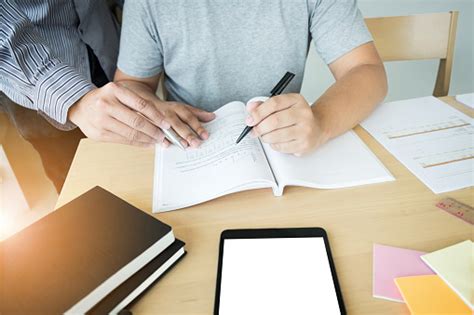 교육 교육 학습 및 사람들 개념입니다 두 고 등 학생 또는 교실에 통합 학습 교사도 친구 들과 함께 최대 잡기 도움이 친구와