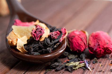 장미와 자연 차 구성입니다 장미와 세라믹 숟가락에 차 꽃잎의 매크로 사진 꽃과 나무 보드에 있는 장미 차의 재료와 함께 차 0명에 대한 스톡 사진 및 기타 이미지 Istock