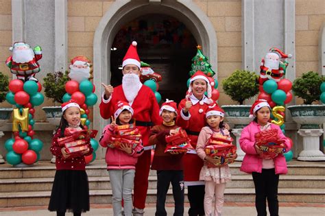 金門縣金城鎮中正國小 🎄 🎄 二年級聖誕節英語闖關活動🎄 🎄 闖關前英語團隊當然要先帶孩子們跳舞熱身一下💃