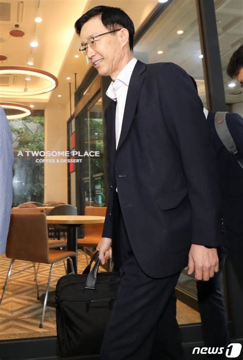 인사청문 준비 사무실 향하는 방문규 후보자 네이트 뉴스