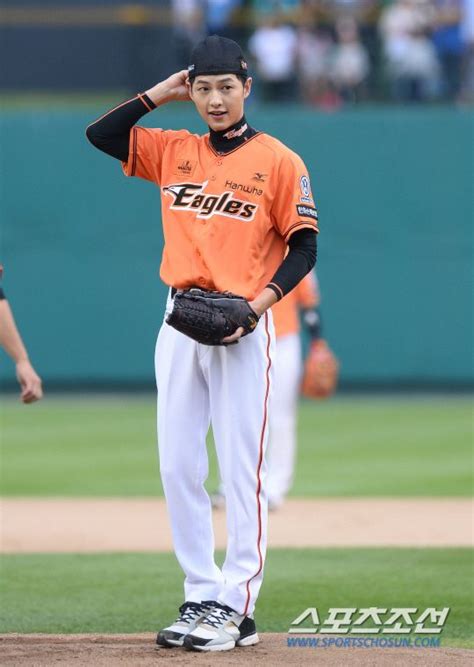 [포토] 송중기 모자 고쳐쓰고~ 모자 연예인 내 사랑