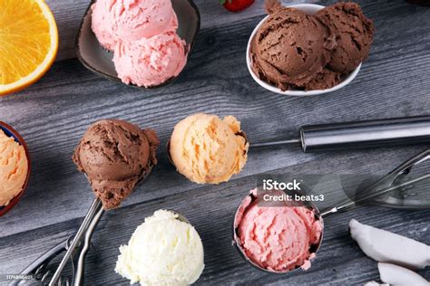 베리 초콜릿 과일을 배경으로 다양한 색상과 풍미의 아이스크림 스쿱 세트 0명에 대한 스톡 사진 및 기타 이미지 0명 갈색 과일 Istock