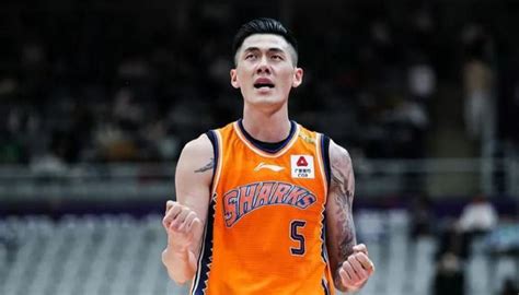 正式归队！刘铮不走了，与上海男篮签下大合同