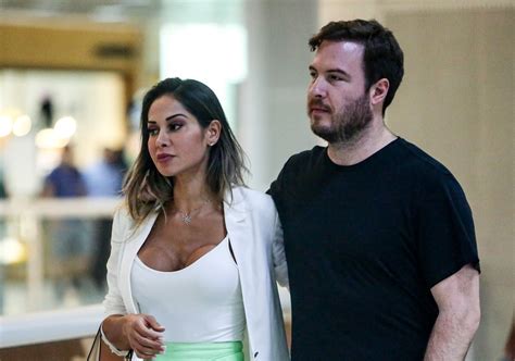 Maíra Cardi e Thiago Nigro o Primo Rico embarcam juntos em aeroporto