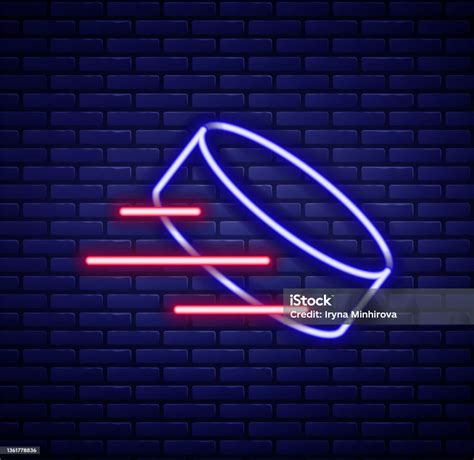 벽돌 벽 배경에 고립 된 빛나는 네온 라인 하키 퍽 아이콘 다채로운 개요 개념 벡터 하키퍽에 대한 스톡 벡터 아트 및 기타 이미지 하키퍽 형광색의