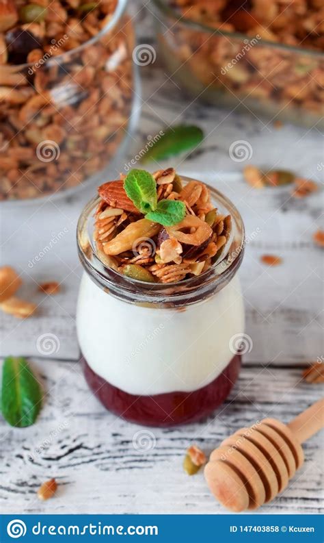Desayuno Acodado Con El Granola El Yogur Y El Atasco En Un Tarro De