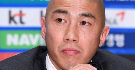 사진 취재진의 질문 듣는 차두리