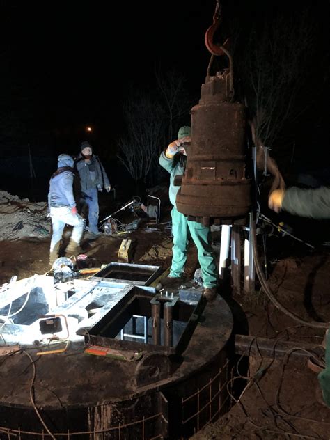 Recinstruction Of A Sewage Interceptor With Polyethylene Manhole Lining