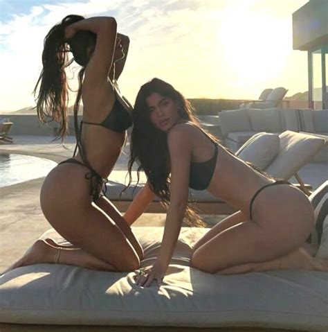 Kim Kardashian και Kylie Jenner super sexy στην πισίνα OkokoraS