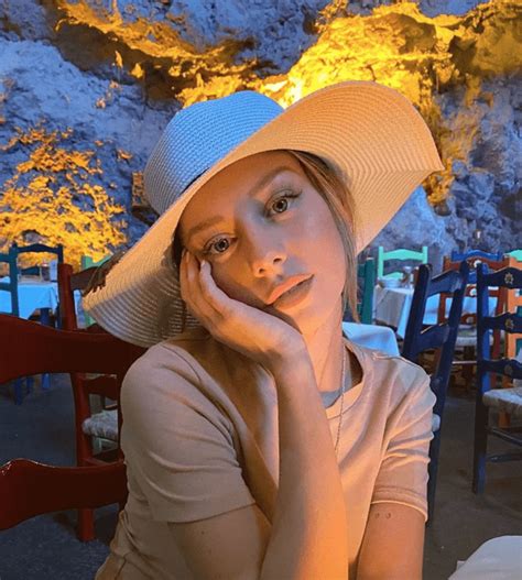 Omg Ester Expósito Posa Sin Nada De Ropa Y Enloquece A Sus Fans En