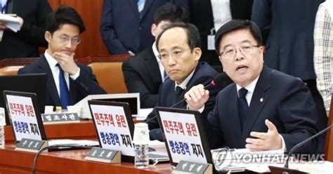 검은 넥타이에 검은 양복 국감장의 한국당