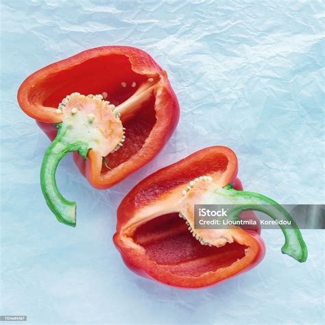 양피지 종이에 붉은 달콤한 고추의 반쪽입니다 비타민 C의 소스 날 음식 채식주의 건강 한 다이어트의 개념 개념에 대한 스톡 사진