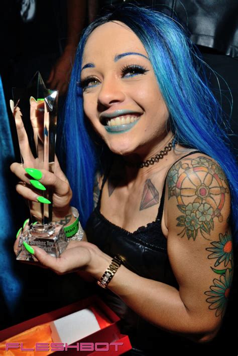 Holly Hendrix Making A Comeback Signs With Society 15 Galaxy Publicity