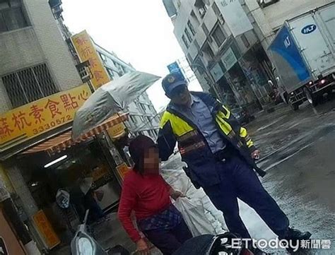 老婦雨中迷途送返家卻與夫鬥嘴 暖警兼當和事佬 Ettoday地方新聞 Ettoday新聞雲