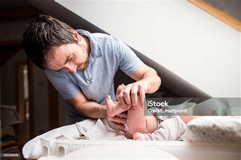 若い父親オムツを替えるいる小さな赤ちゃんソン オムツを替えるのストックフォトや画像を多数ご用意 オムツを替える おむつ 父親