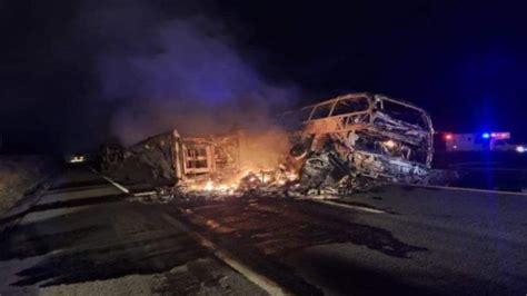 Choque entre autobús y tráiler deja más de 20 muertos y 20 heridos