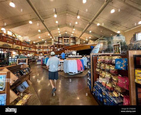 Islamorada Fl Usa August 22 2022 People Shopping In A Bass Pro