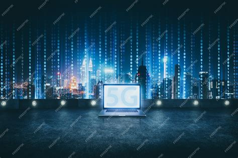 5g 네트워크 무선 시스템 및 추상 소프트웨어 개발자가 있는 사물 인터넷은 현대 도시 스카이라인으로 이진 컴퓨터 코드를