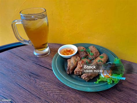 바삭한 베트남식 프라이드 치킨 윙과 야채 절임 유리에 얼린 신선한 차 음식과 음료 메뉴 0명에 대한 스톡 사진 및 기타 이미지