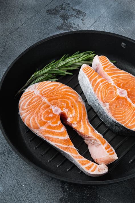 Кусок красной форели рыбы на серой Skillet решетки на фоне Стоковое ...