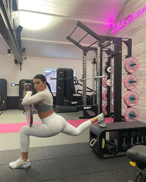 2022世足賽盤點火辣大嫂團ig！球員們女友老婆顏值超高，名品身材健身菜單揭露