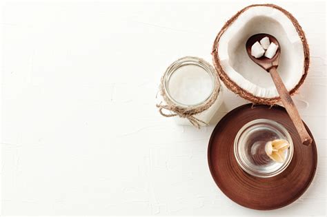 유기 화장품 준비 미용 트리트먼트를 위한 코코넛 성분 흰색 나무 배경 상단보기에 우유 기름과 코코넛의 크림 0명에 대한 스톡