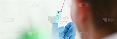 一个男化学家拿着一个玻璃试管